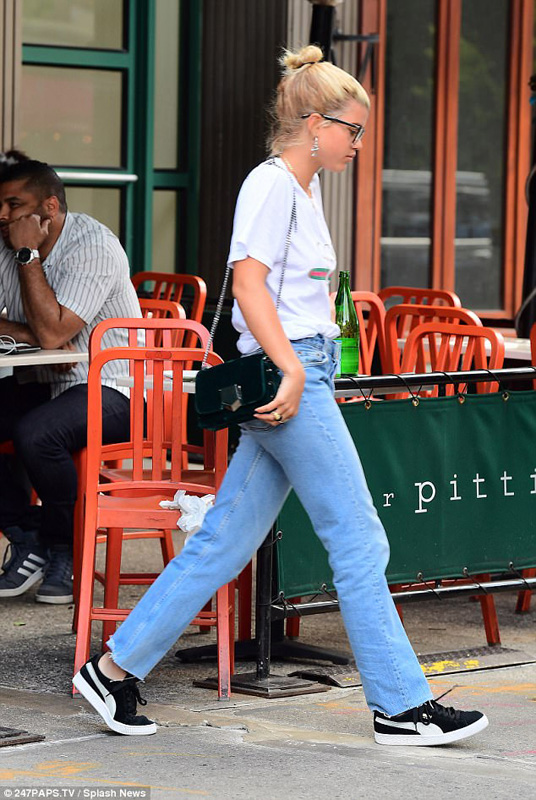 国际名人SOFIA RICHIE 穿上JIMMY CHOO “LOCKETT PETITE”