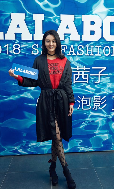 一场热闹的泳池派对 LALABOBO 2018春夏系列_品牌新闻_潮流服饰频道_VOGUE时尚网